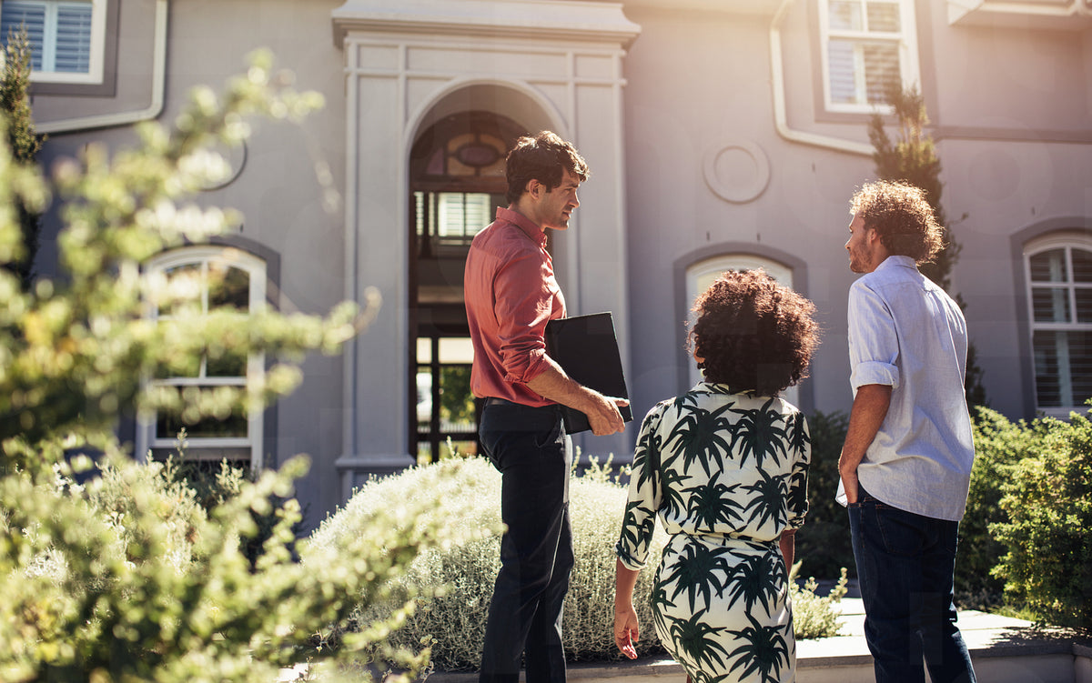 Real estate agent showing house to a couple – Jacob Lund Photography ...