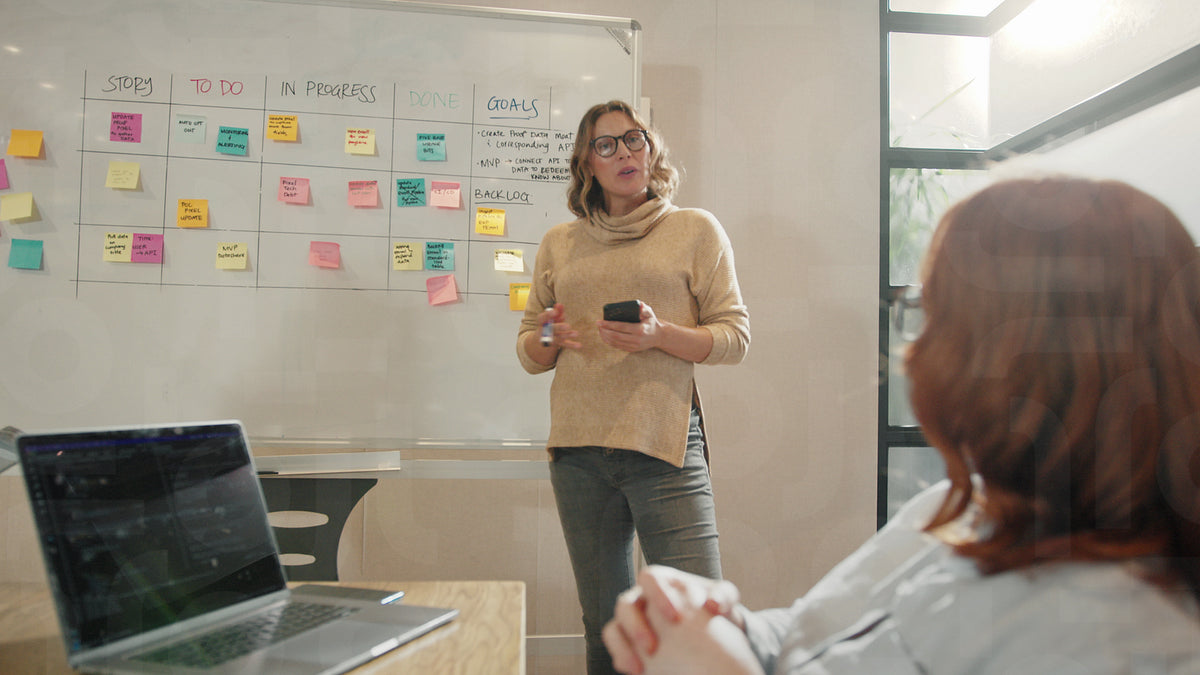 Scrum master having a discussion with her team in an office – Jacob ...