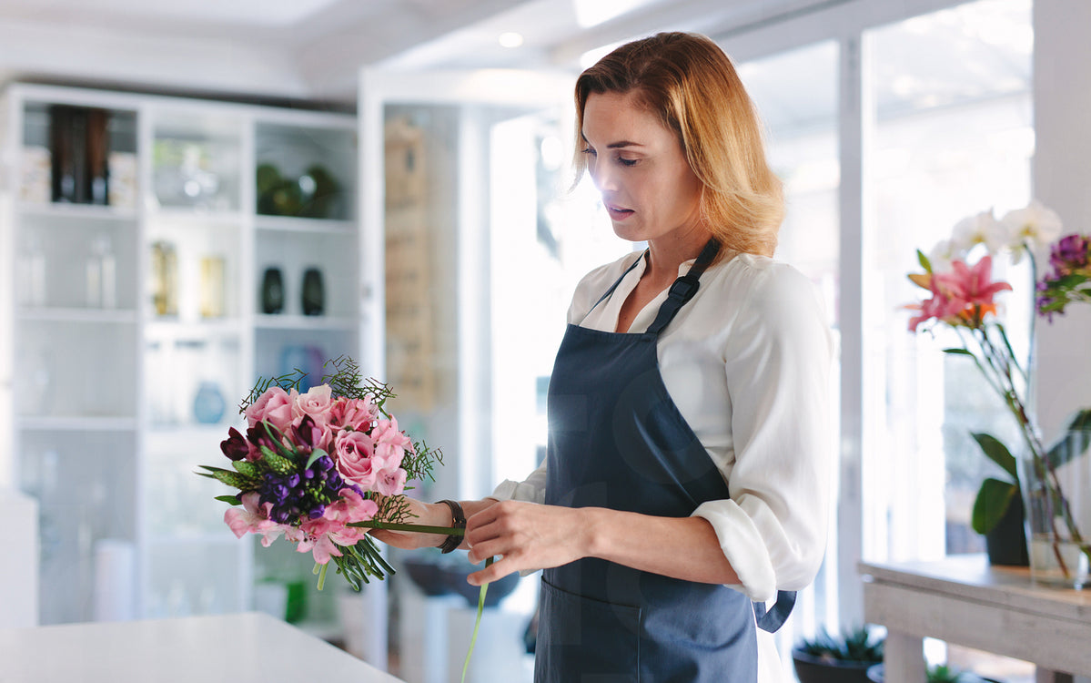Woman florist arranging and designing bouquet – Jacob Lund Photography ...