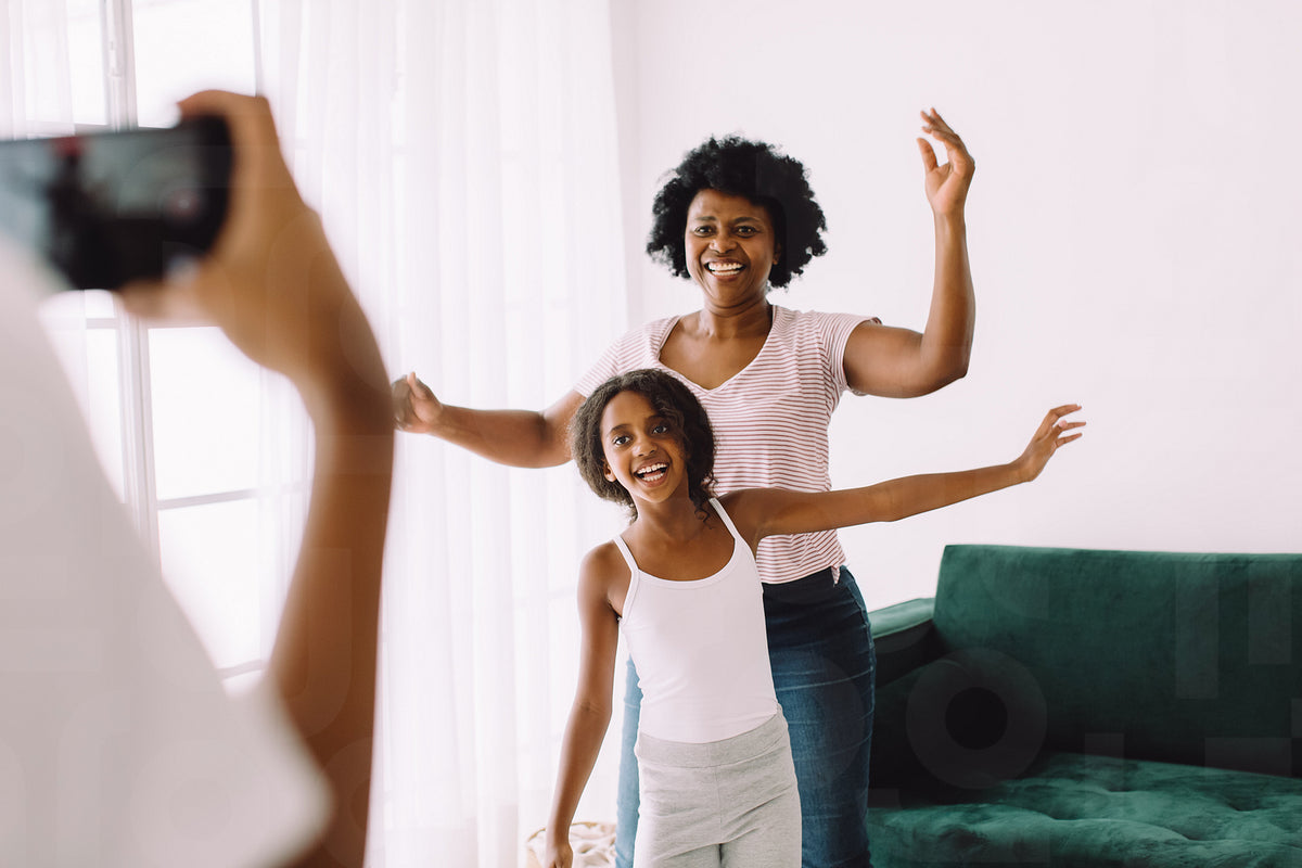 Mother and daughter photo shoot at home – Jacob Lund Photography Store ...