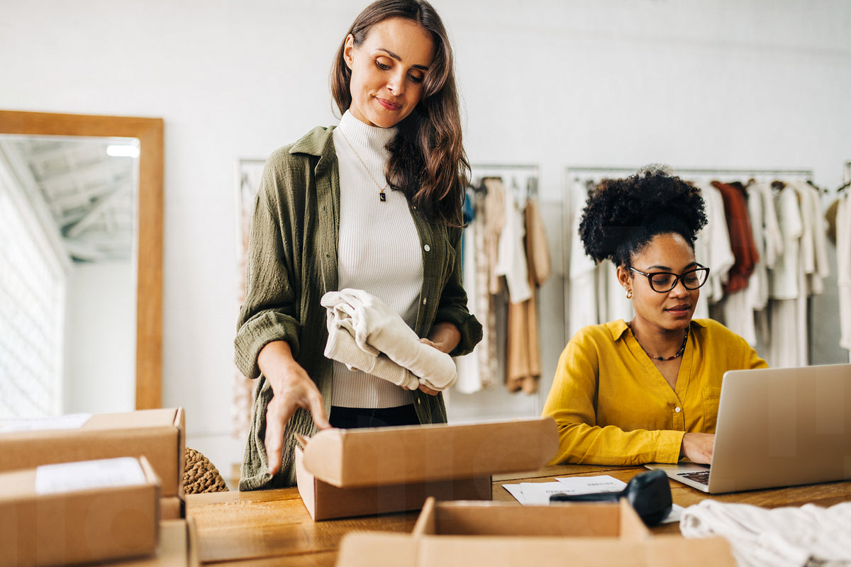 Dropshipping entrepreneurs working on order fulfilment for their onlin ...