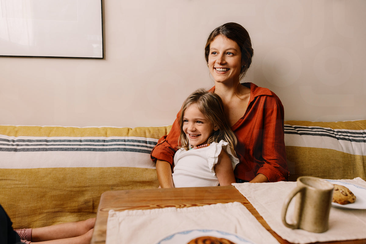 Mother and daughter smile on sofa at home – Jacob Lund Photography ...